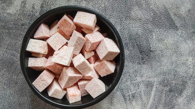 What Is Taro? How To Tell The Big From The Small Version And When To ...