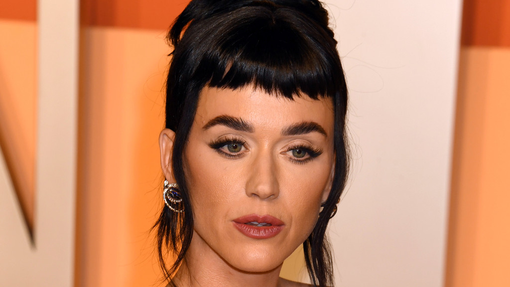 Katy Perry security alert as fan storms stage in Sydney