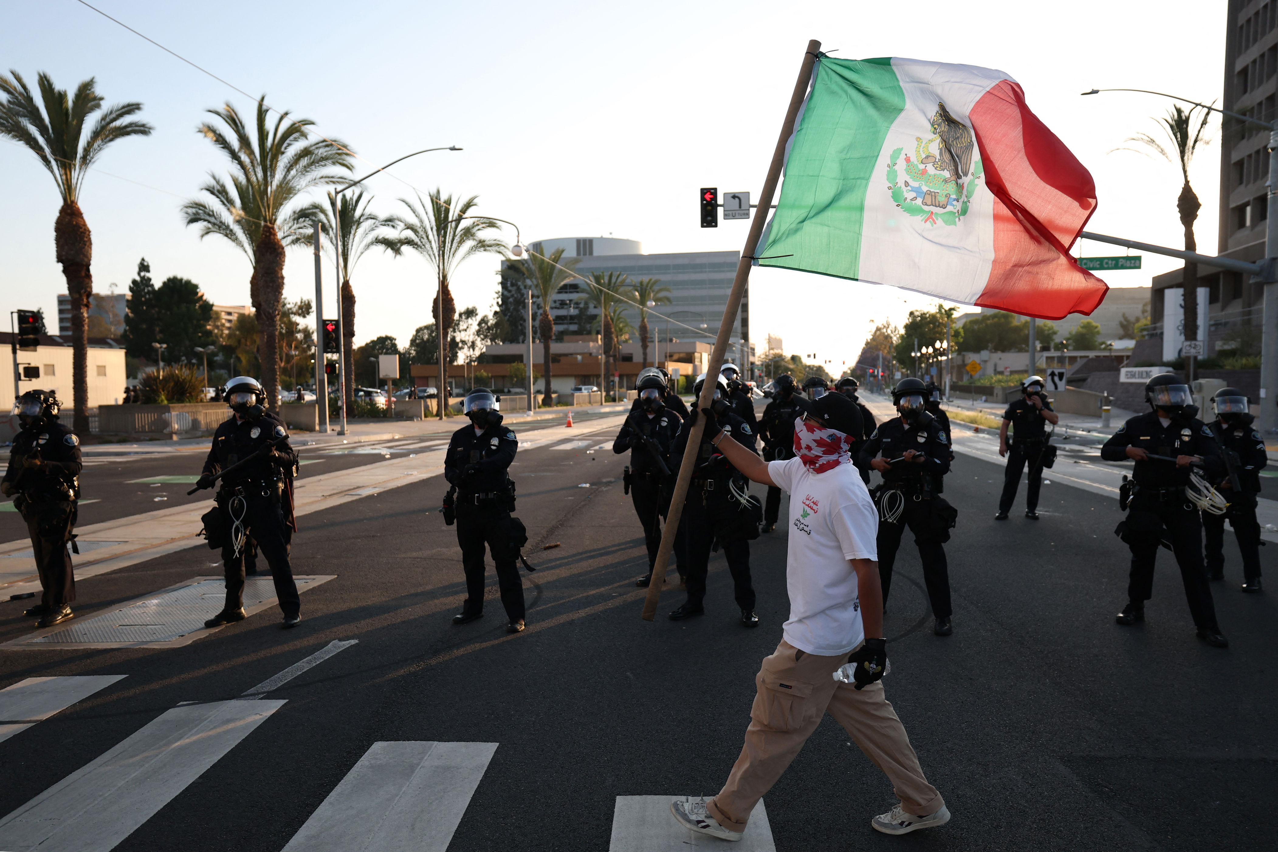 Manifestantes contra ICE son arrestados durante protesta en Santa Ana