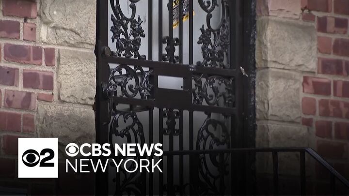 Police searching for 2 suspects following brazen home invasion in Queens