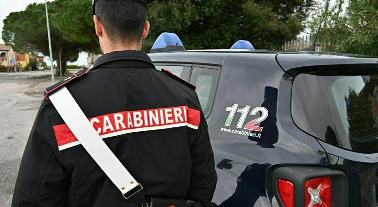 Minaccia con un coltello gli infermieri e i carabinieri nel centro di igiene mentale: 45enne ...