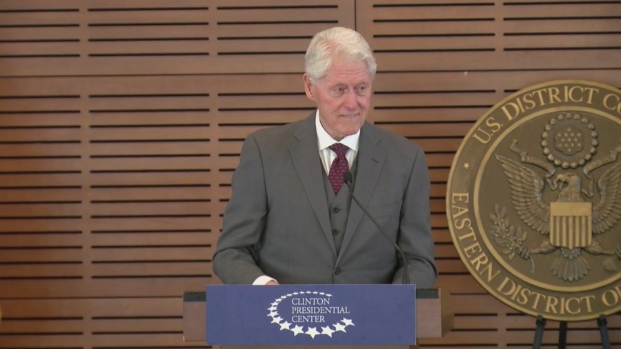 Naturalization ceremony at Clinton Presidential Library, 39 new ...
