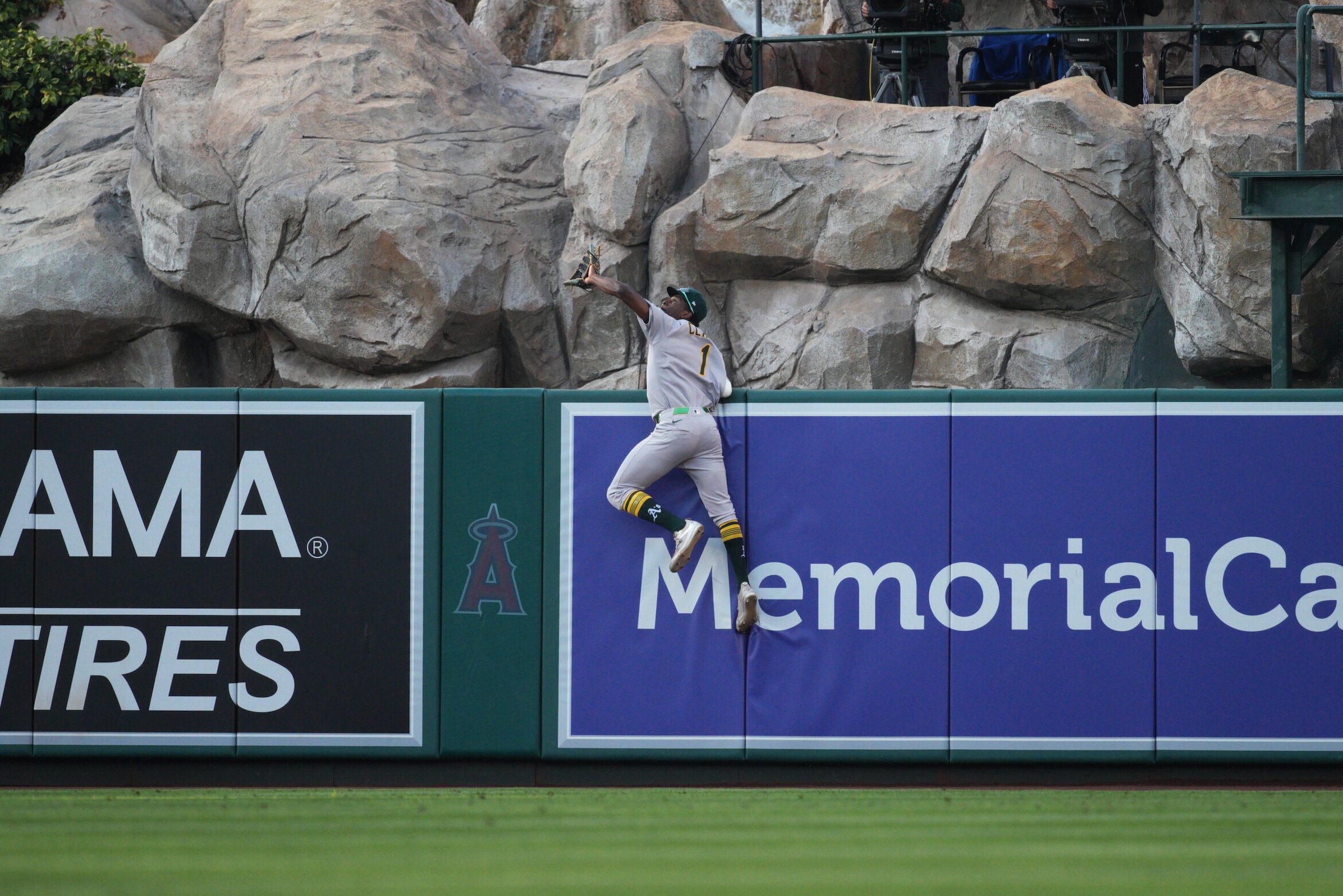 'OH MY GOD!': This Outfielder Just Made A Spider-Man Move To Rob A Home Run