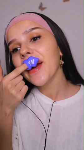 How to Keep Your Lips Glossy All Day
