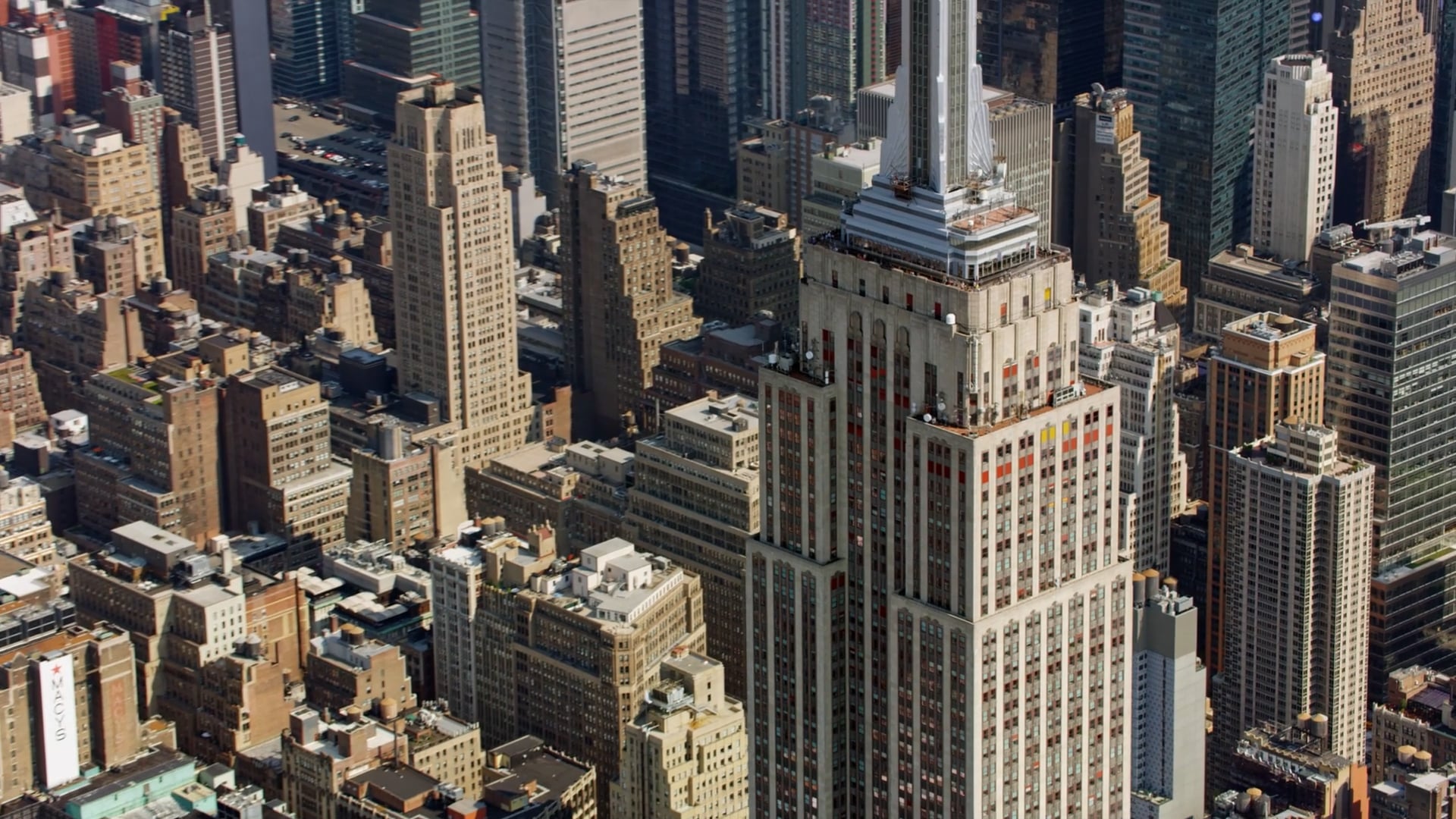 Manhattan Marvel: Empire State om natten, sett fra en drone