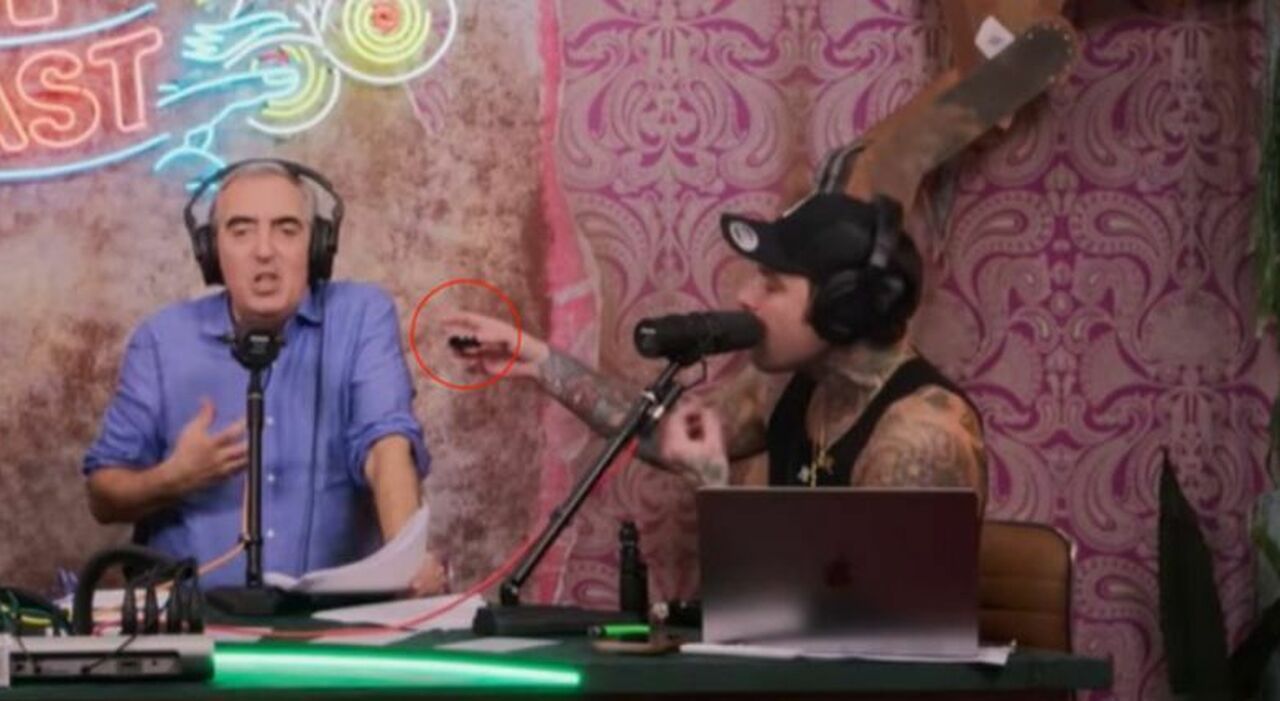 «Questa è erba illegale»: Fedez si prepara uno spinello davanti a ...