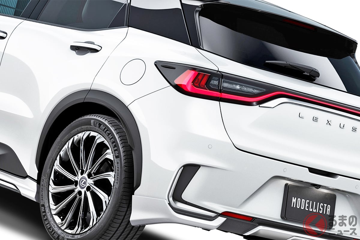 レクサス新「“5人乗り”コンパクトSUV」発表！ 全長4.2mの「ちょうどイイサイズ」に「ド迫力エアロ」がカッコいい！ 注目の「LBX“モデリスタ”」ノーマルとの大きな「違い」とは