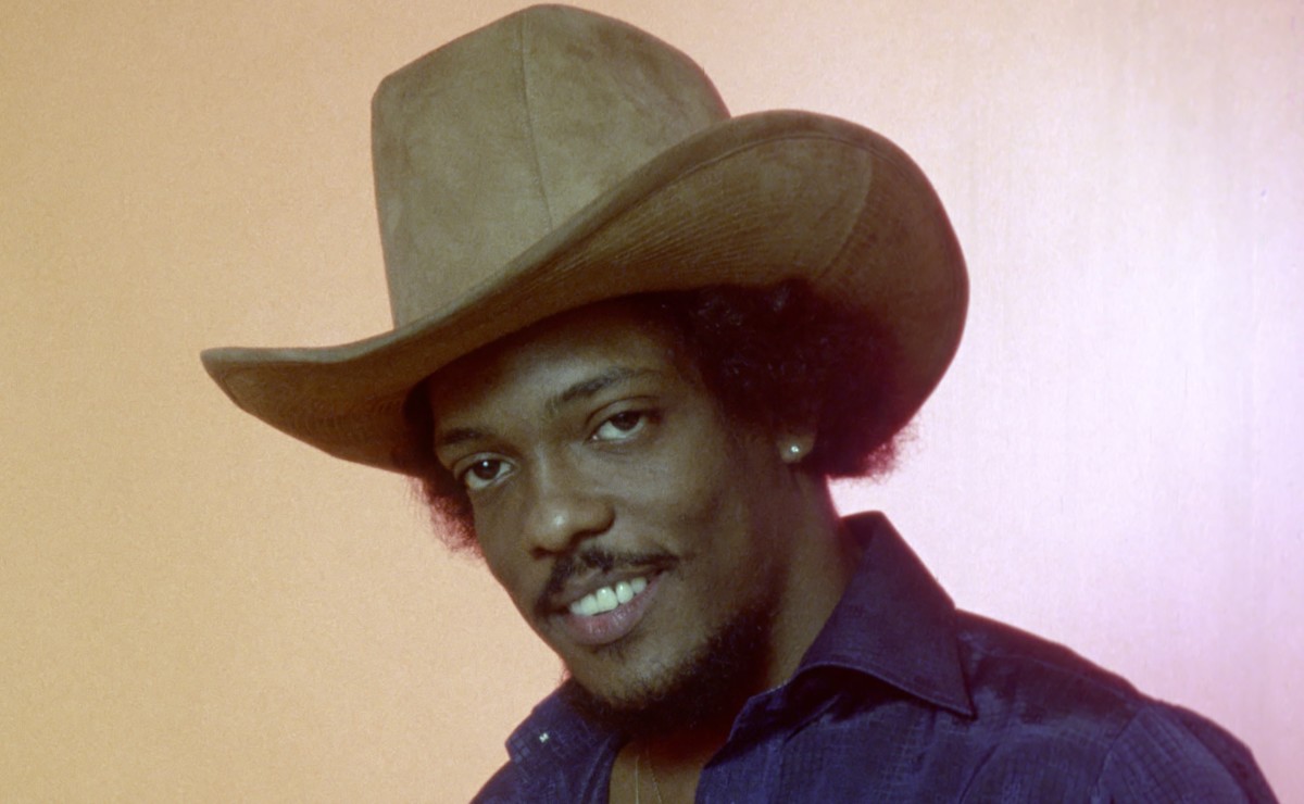 '80s Funk Icon, 72, Dazzles With Rare Red Carpet Appearance