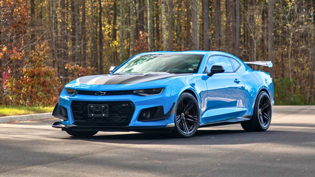 10 current-generation muscle cars that pushed factory horsepower into ...