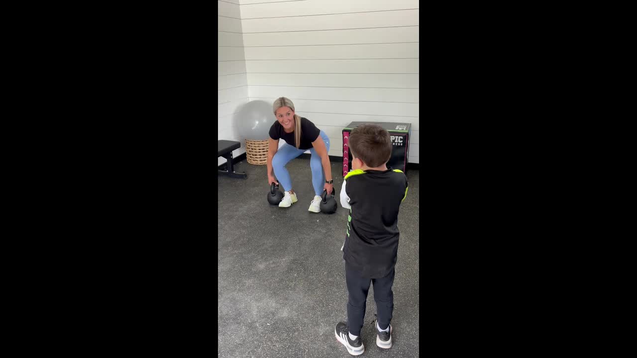 Little cameraman’s priceless commentary steals the show in mom’s ...