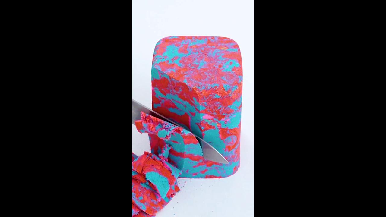 Knife Cutting Red And Blue Mixed Sand Satisfyingly