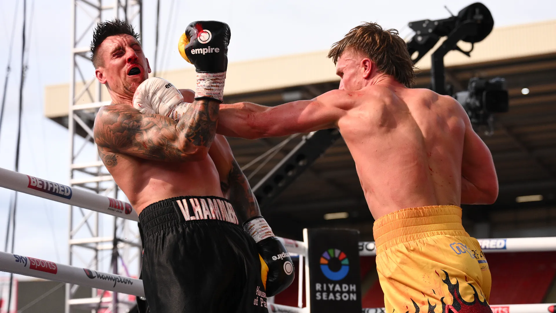 Le terrain de football se transforme en ring : les photos du combat