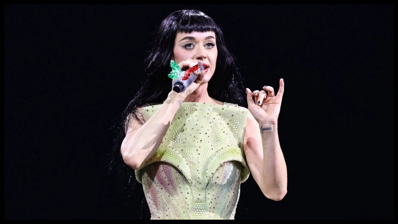 Katy Perry gets ambushed by a fan in the concert; the netizens are ...