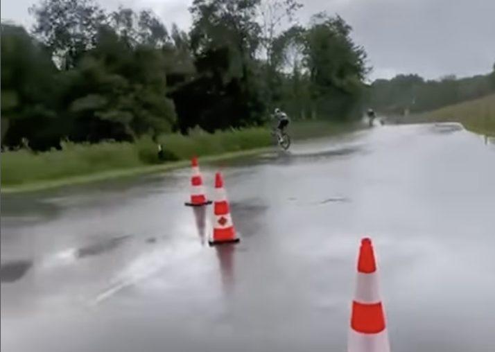 🎥 Jonge wielrenners die op kletsnatte VAM-berg in sloot rijden gaan ...