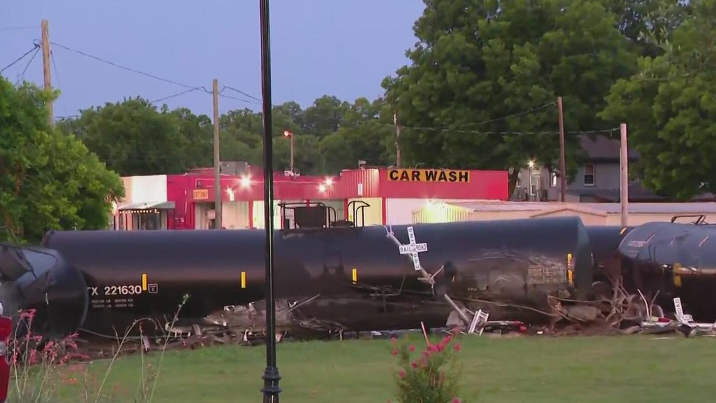 Train derailment causes several road closures in Waxahachie