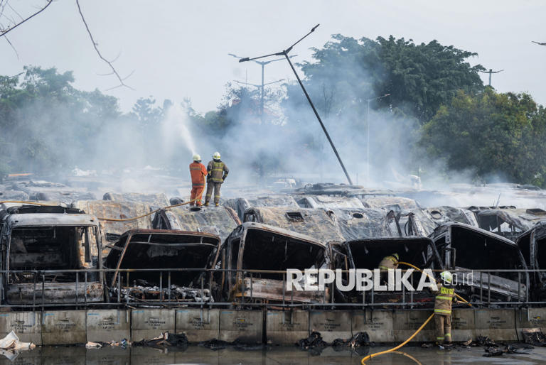 Kebakaran Hebat Hanguskan 50 Bangkai Bus Transjakarta Diduga Berawal ...