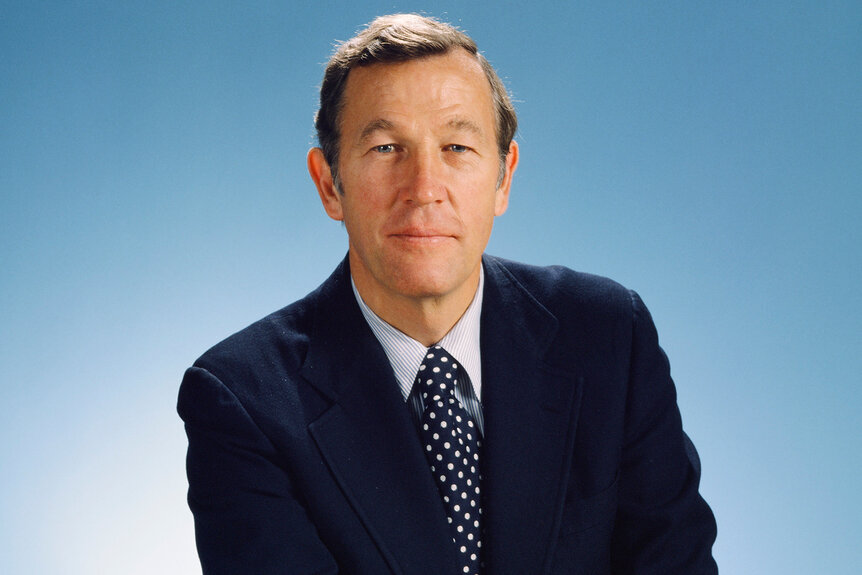 Every NBC Nightly News Anchor, From Tom Llamas to Lester Holt to John ...