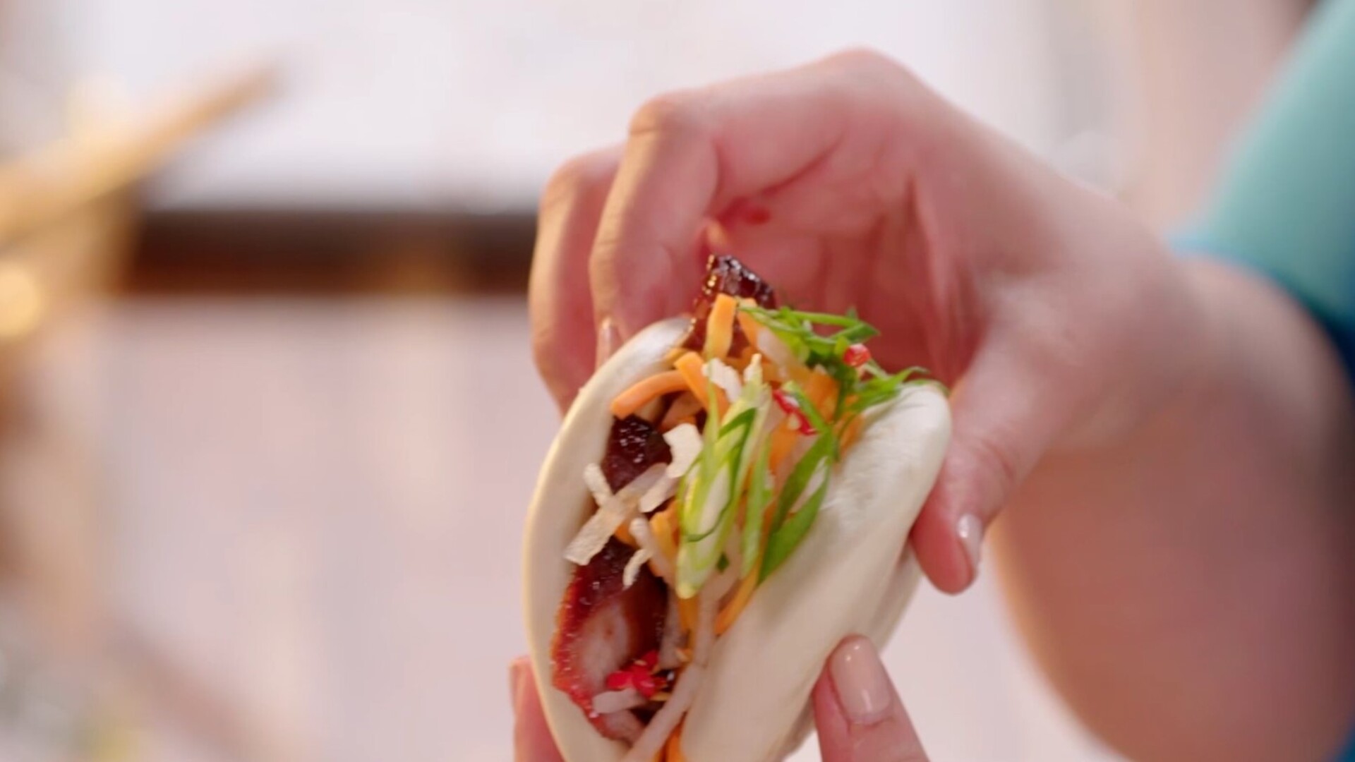 Sandwichs au porc char siu collant avec petits pains moelleux et ...