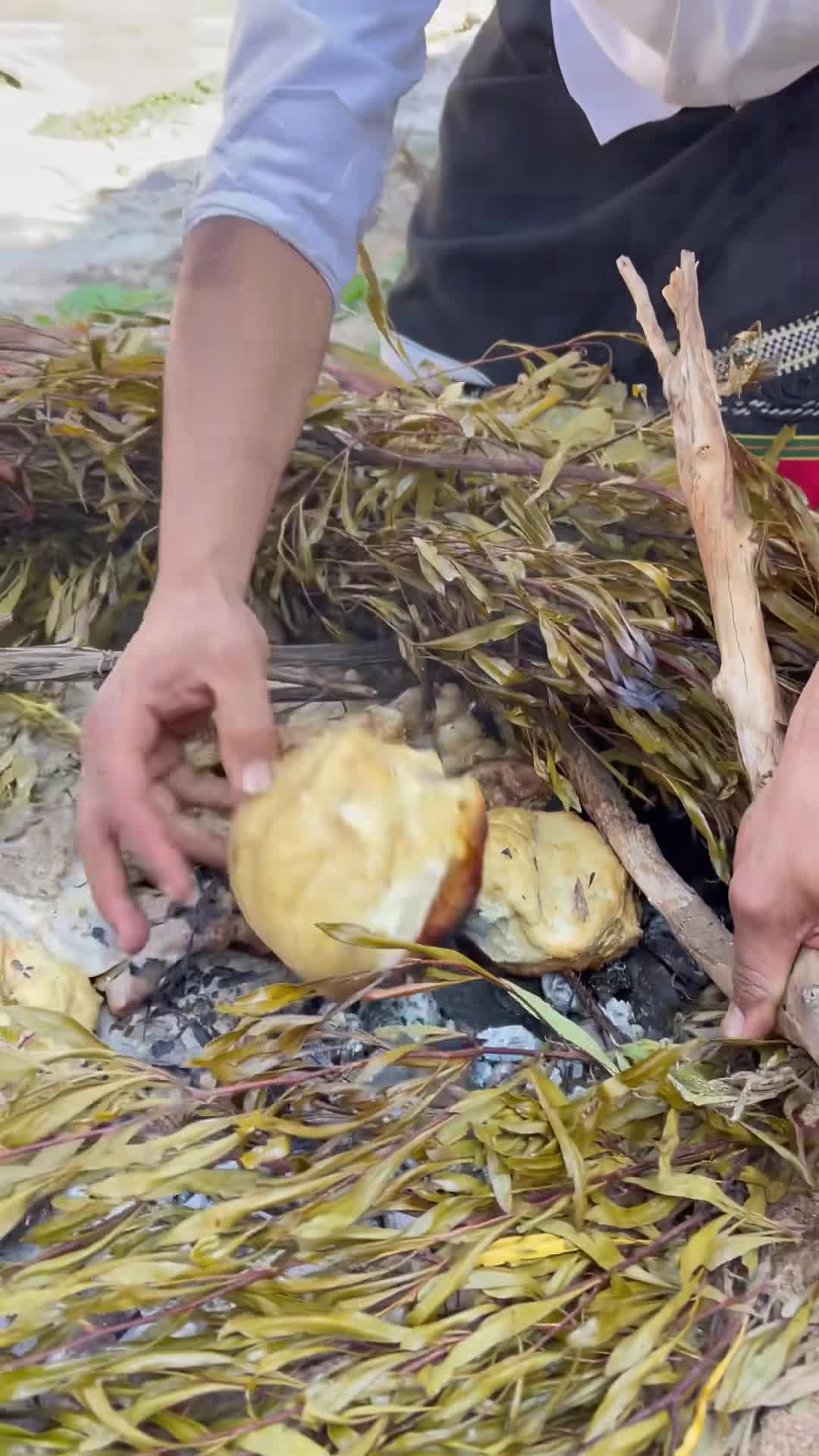 Traditional Saudi BBQ in the Desert 🇸🇦