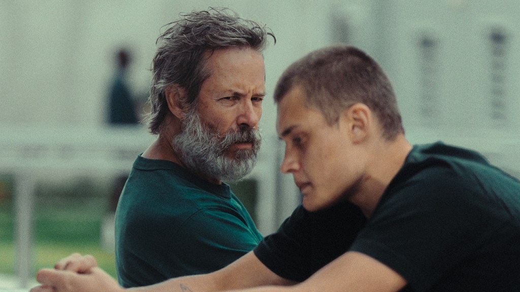 ‘Inside' Review: Guy Pearce Is a Lit Fuse of Internal Contradictions in ...