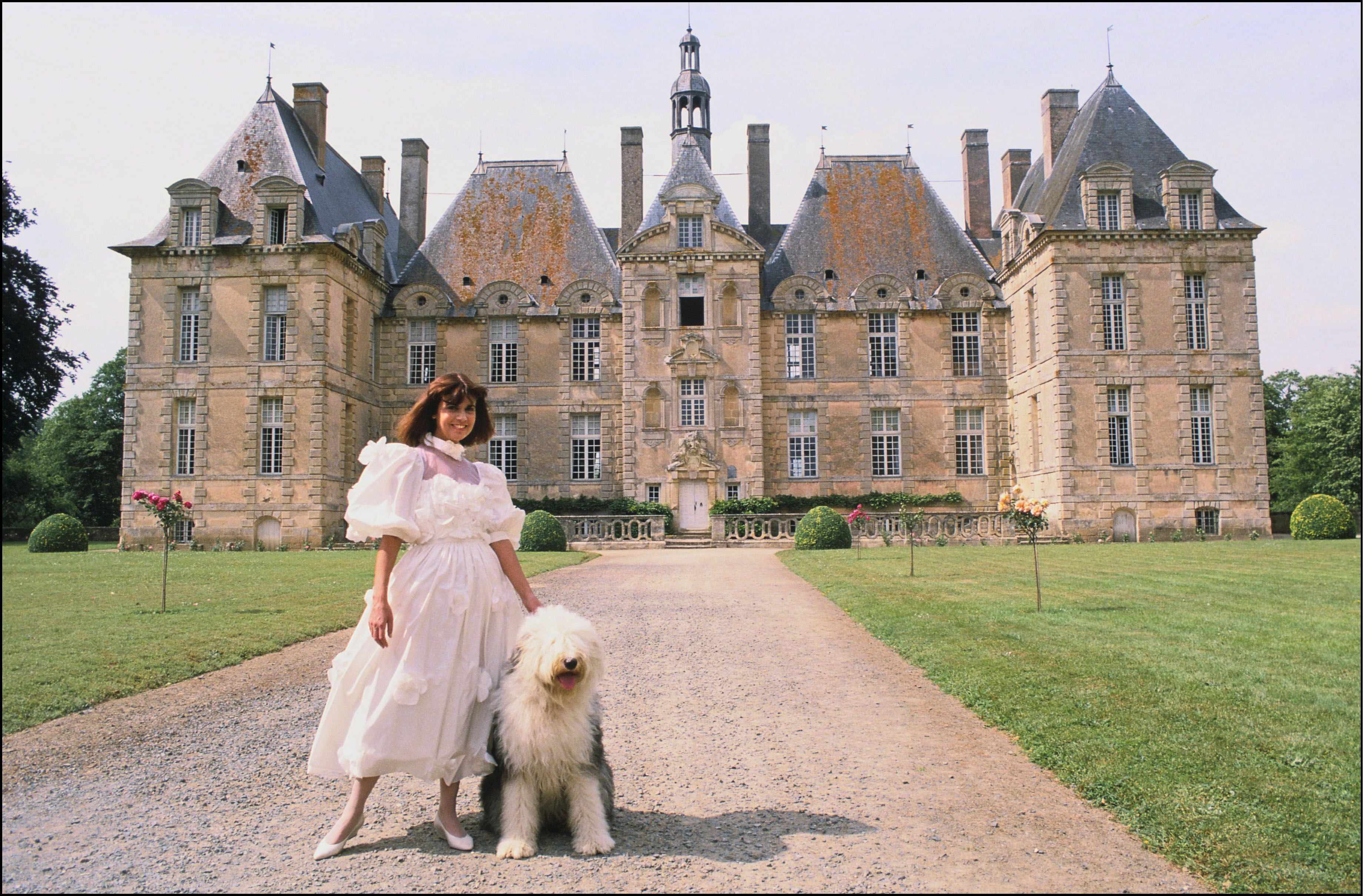 Chantal Goya : le château médiéval où elle a vécu des années — parfois déguisée