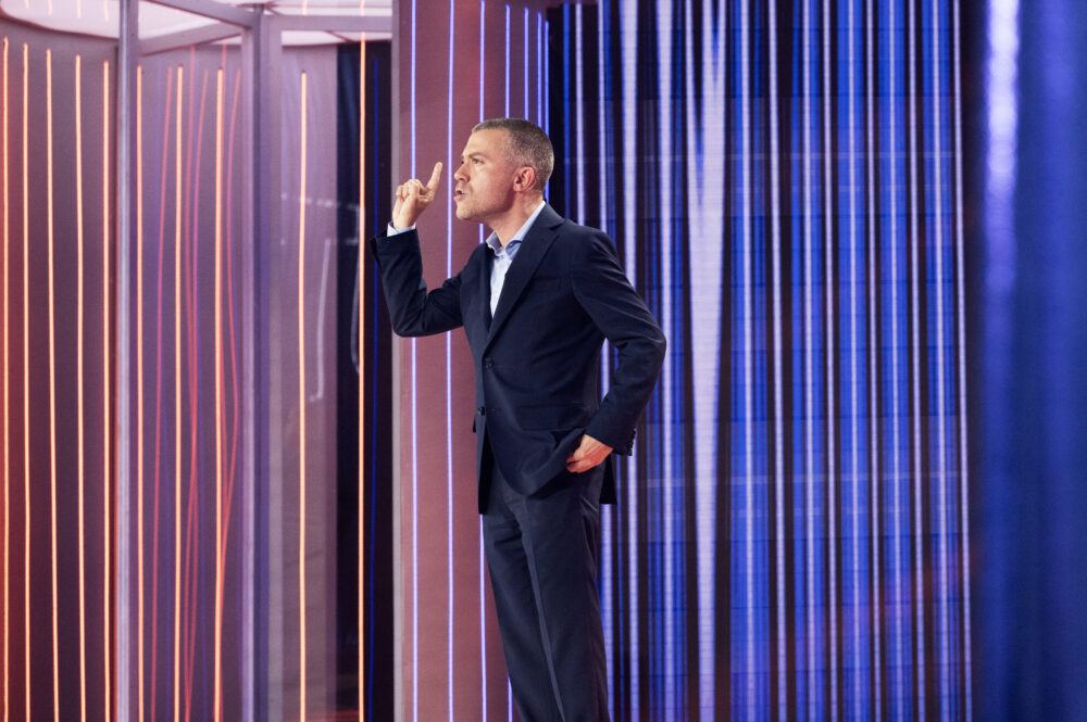 "IN&OUT – Niente di serio": su TV8 la stand-up comedy si fa show corale