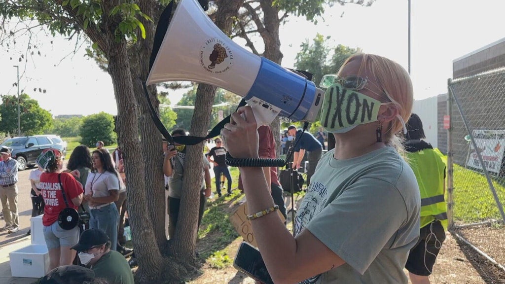 Protesters in Aurora rally against ICE amid growing tensions across the ...