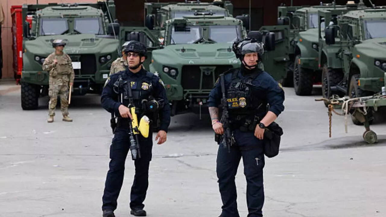 ICE agents income: What is the average annual salary of Trump's ...