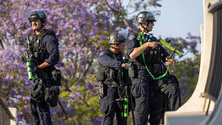 ICE agents income: What is the average annual salary of Trump's ...