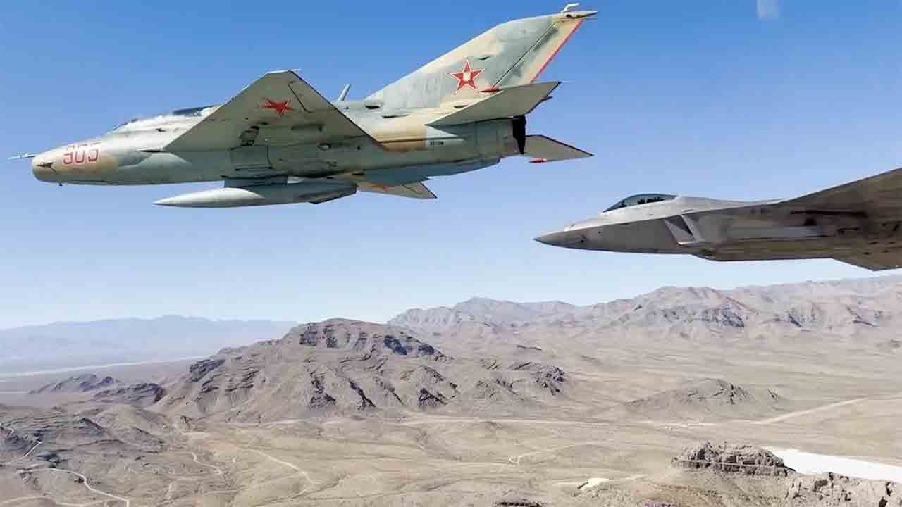 Kamu tidak akan melihat ini lagi: MiG-21 memimpin F-22 dalam ...
