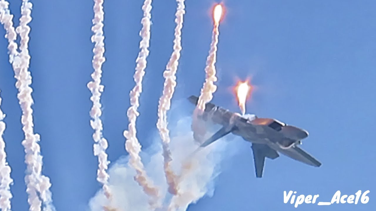 F-22 Raptor Lights Up Toronto Sky With Explosive Flares