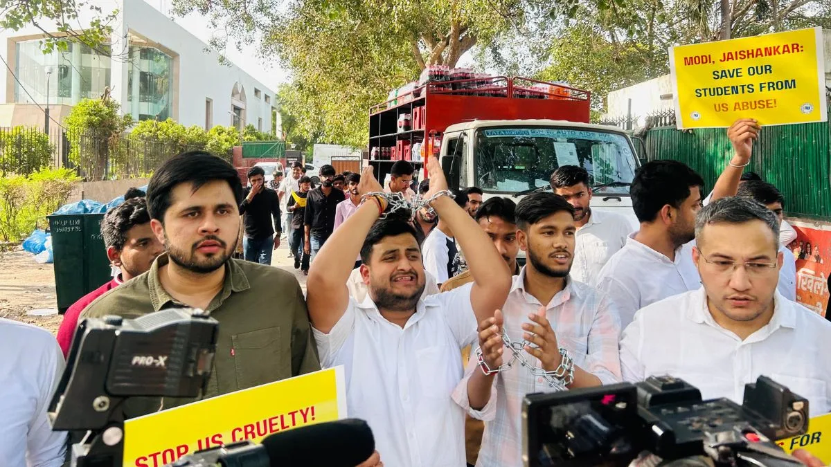 NSUI stages protest against inhuman deportation of Indian students from USA