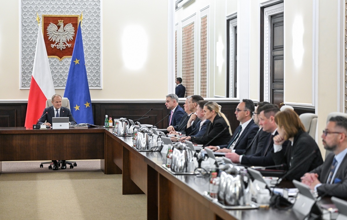 Lewica "za" wotum na Tuska i mydli oczy "postulatami"