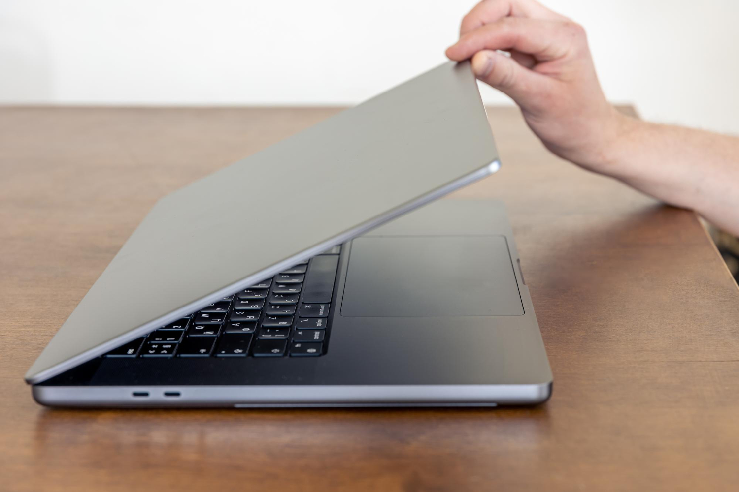 ¿Qué sucede al pulsar el botón de encendido o cerrar la tapa en tu portátil Windows?