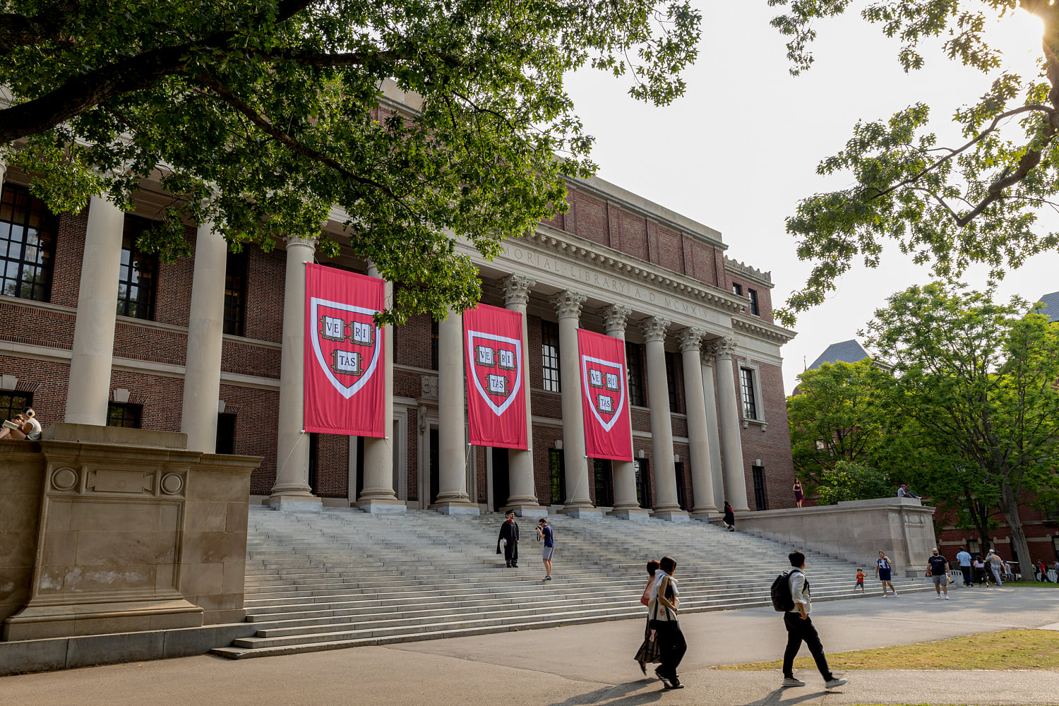 Harvard gets new legal backing from 5 Ivies and over 12,000 alumni
