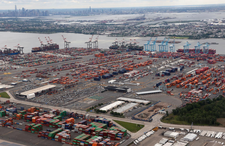 US Imports Set for Summer Spike as Retailers Race Tariff Clock