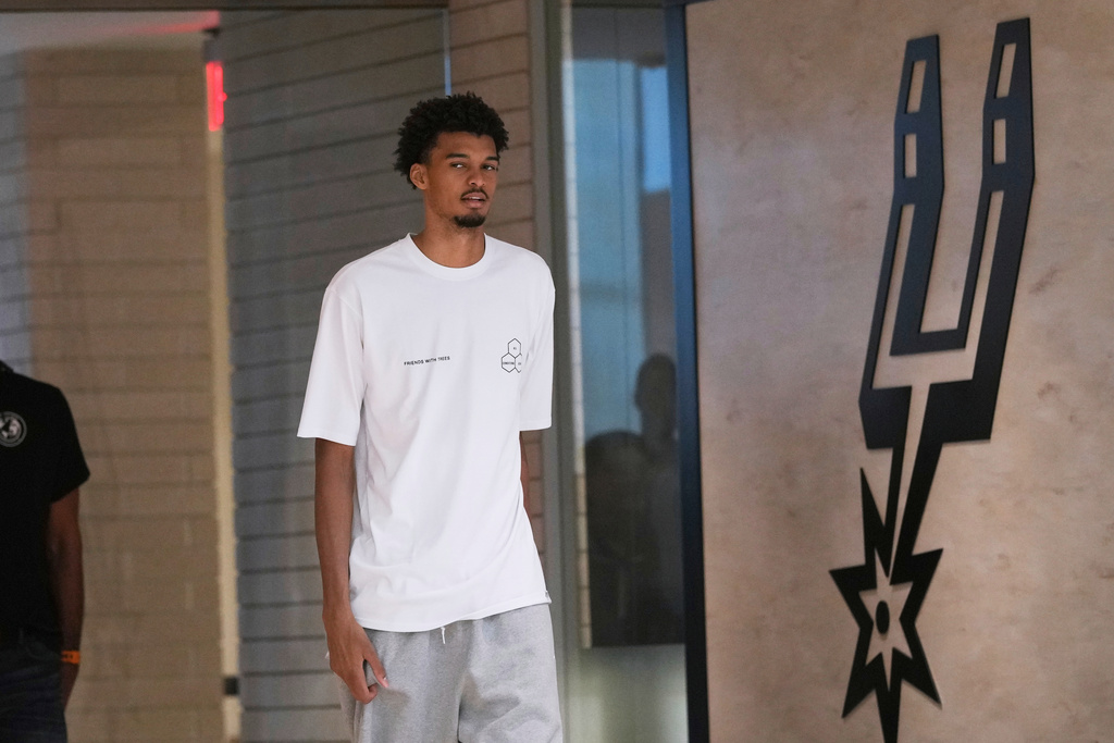 San Antonio Spurs star Victor Wembanyama heads to a temple in China for ...