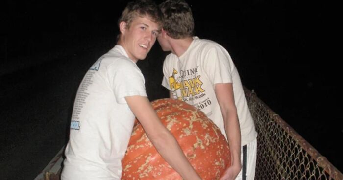 35 Snapshots Of Total Strangers That Accidentally Became Someone’s Treasure