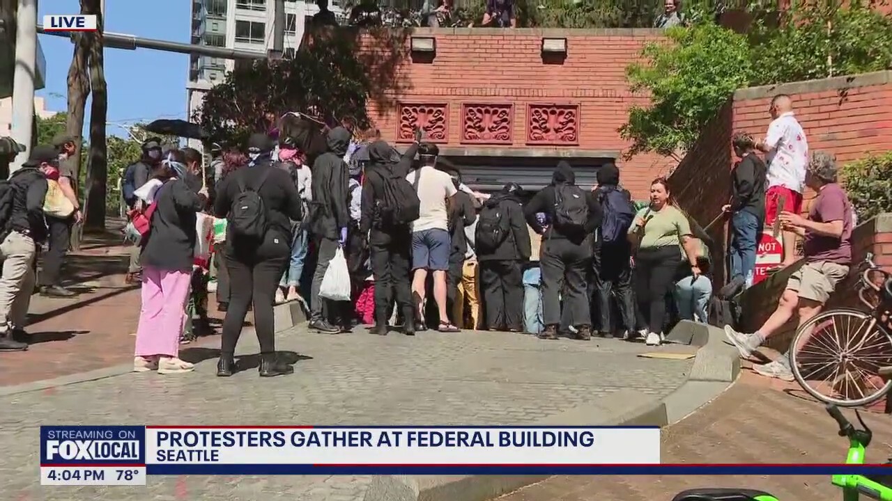 Protesters block Seattle Federal Building