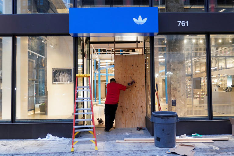 LA anti-ICE looters shatter Apple store and make off with iPhones ...