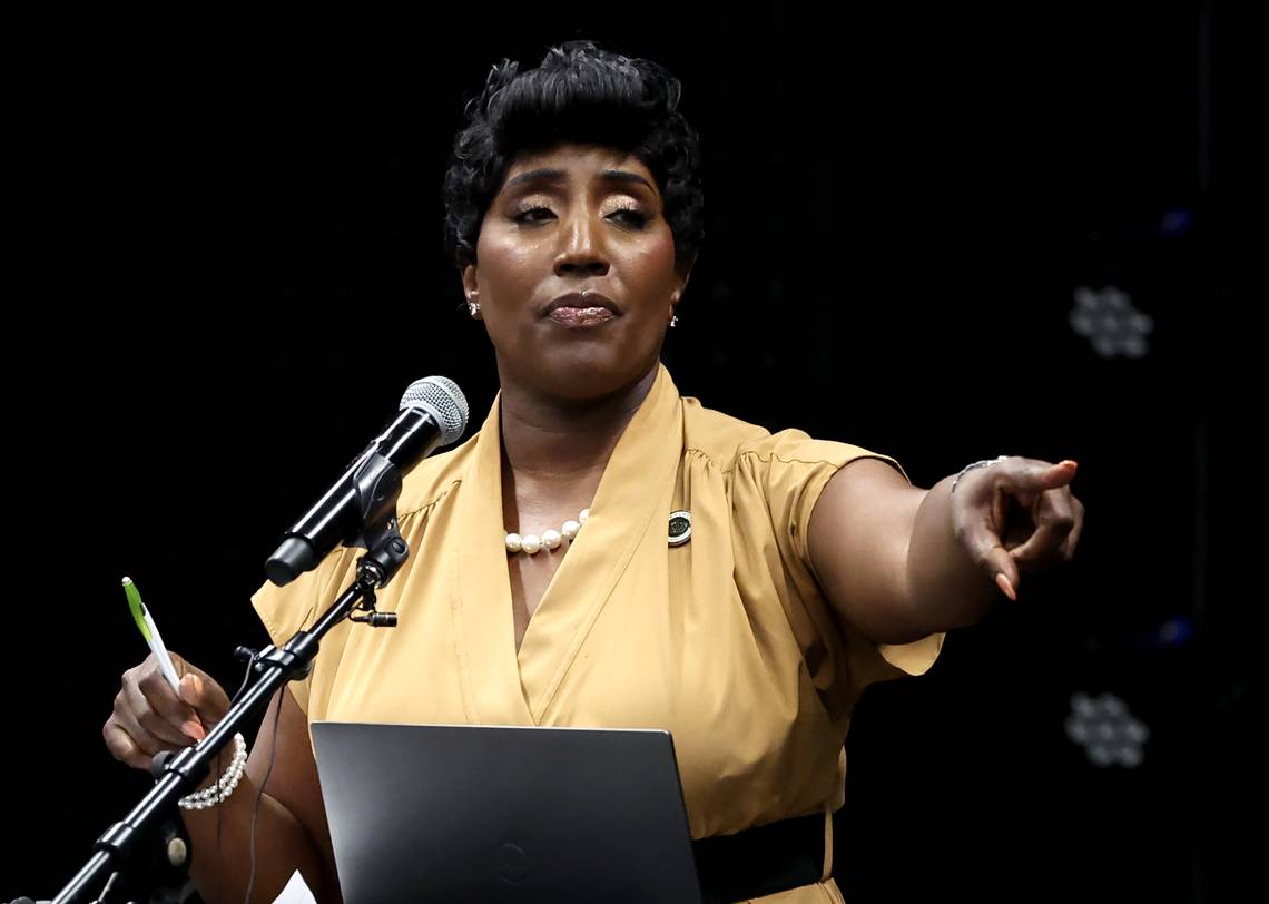 Indicted Charlotte Council member says she's running for reelection ...