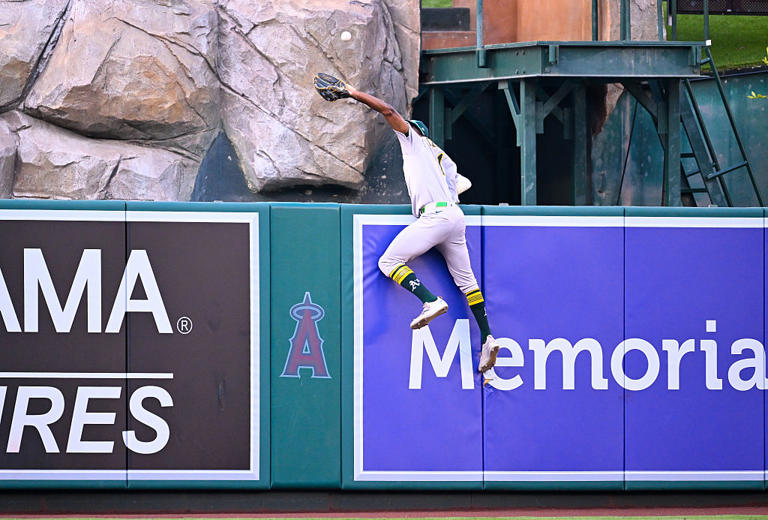 Denzel Clarke Makes Spectacular, Spider-Man-Like Catch In Athletics ...