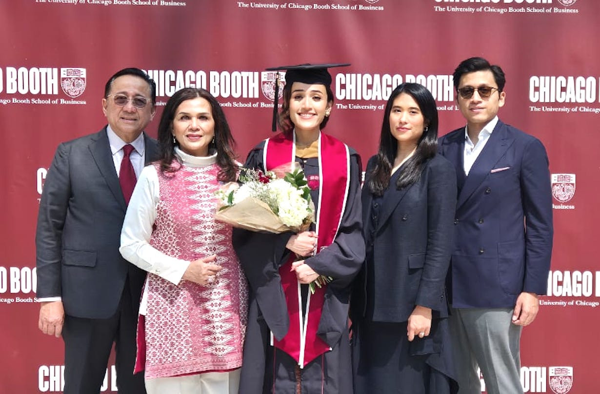 Selamat, Putri Irman Gusman Lulus dari Universitas Chicago dengan Gelar MBA
