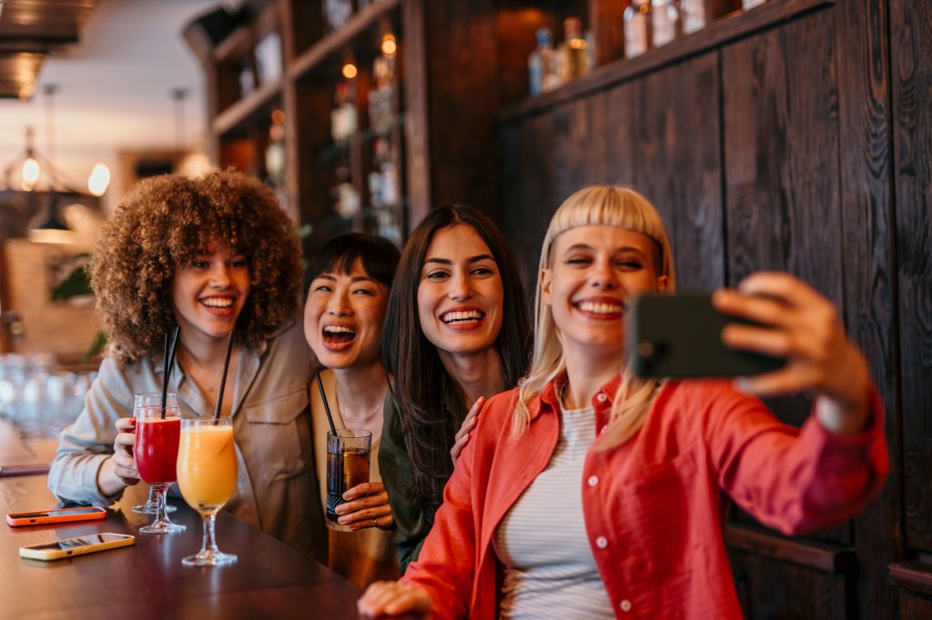 Gen Z infuriates bartenders with this bizarre behavior: ‘Someone has to ...