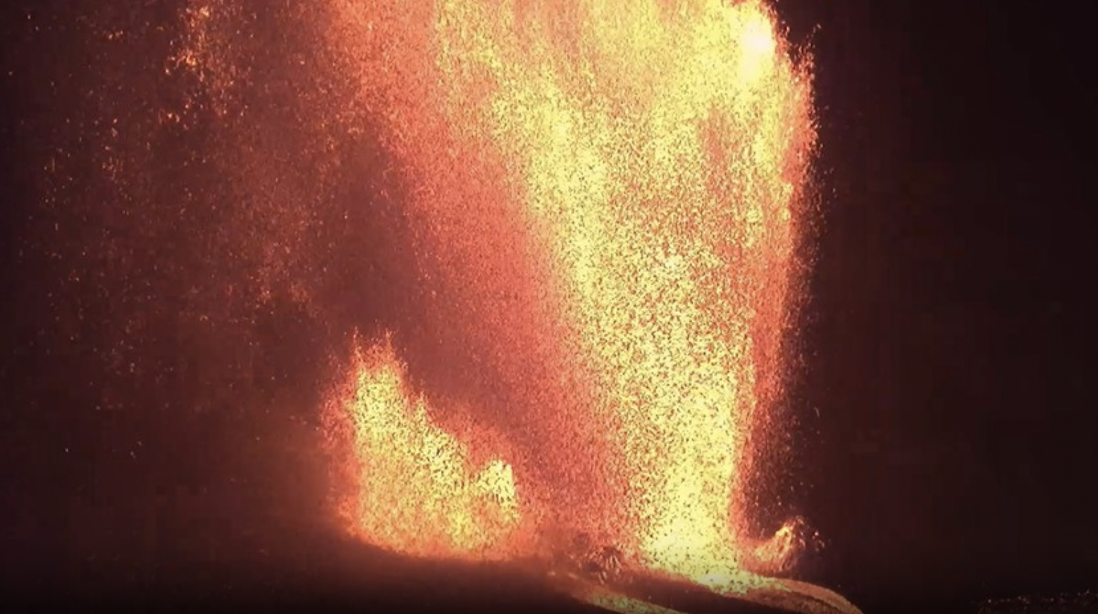 Hawaii’s Kīlauea Eruption Blasts Fountain Over 1,000 Feet in Wild Timelapse