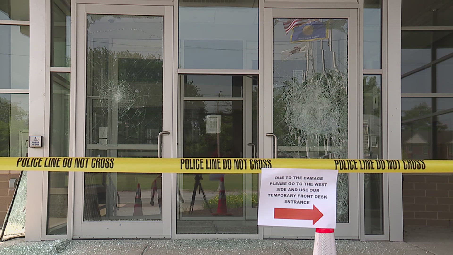 Man accused of smashing windows at several Quad Cities buildings