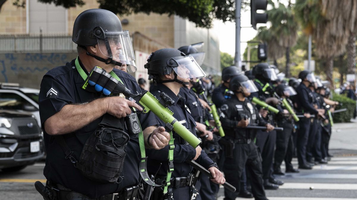 Unpacking claim LAPD officers shot photographer on rooftop during 2025 ...