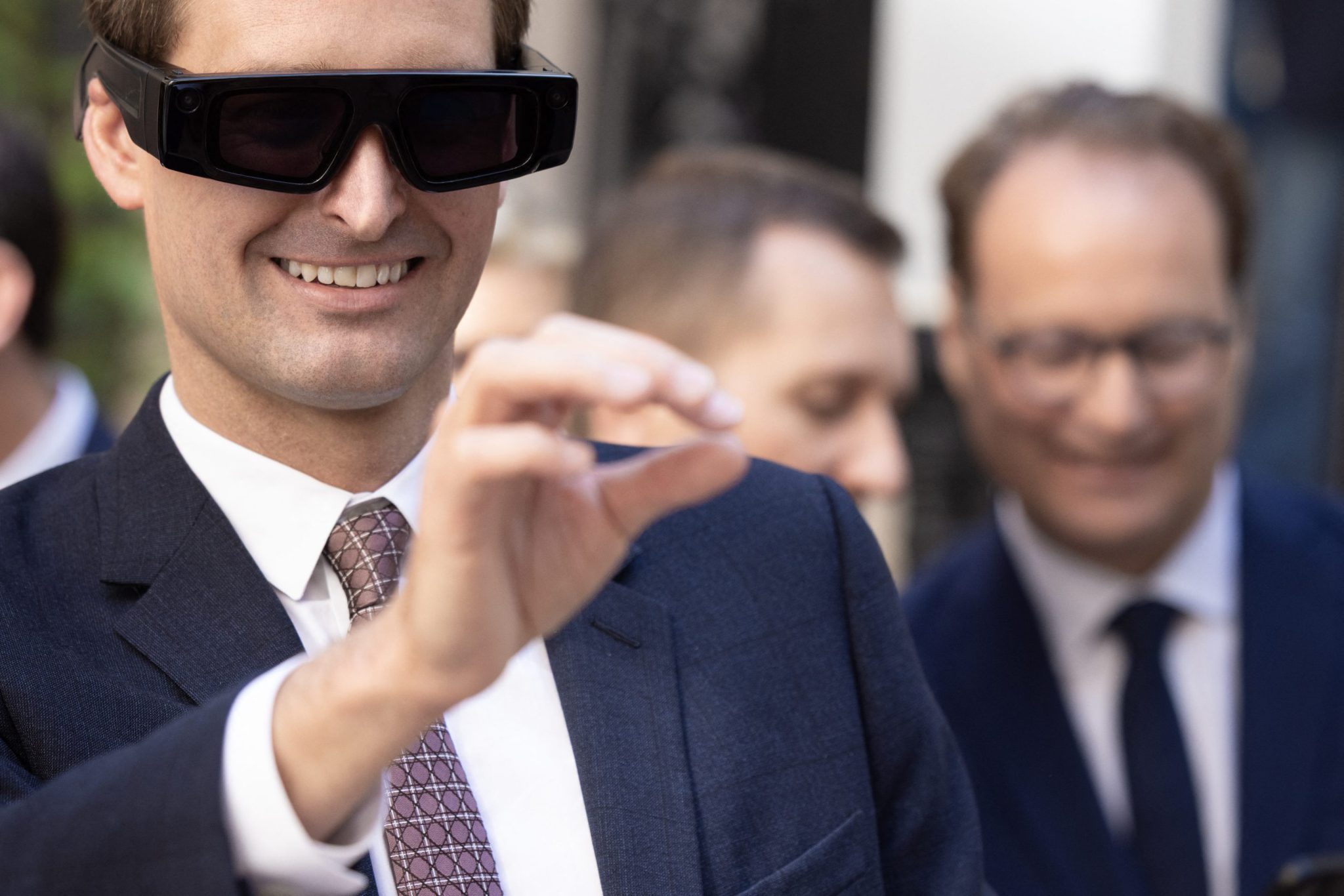 Snap CEO Evan Spiegel promises new lightweight ‘Specs’ smart glasses ...