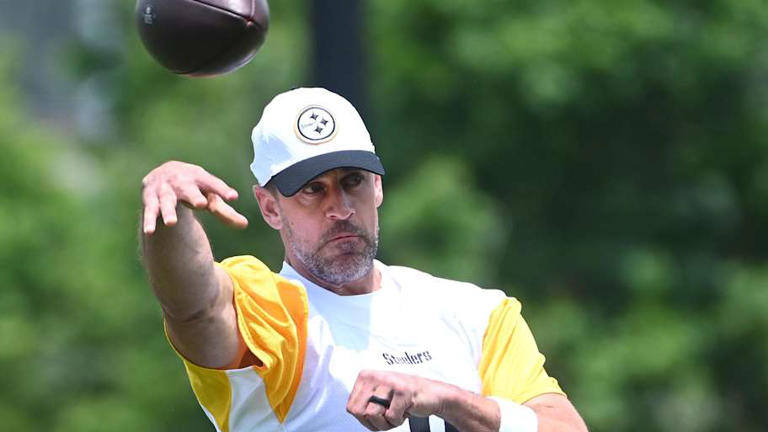 Aaron Rodgers looks great in Steelers uniform except for one issue