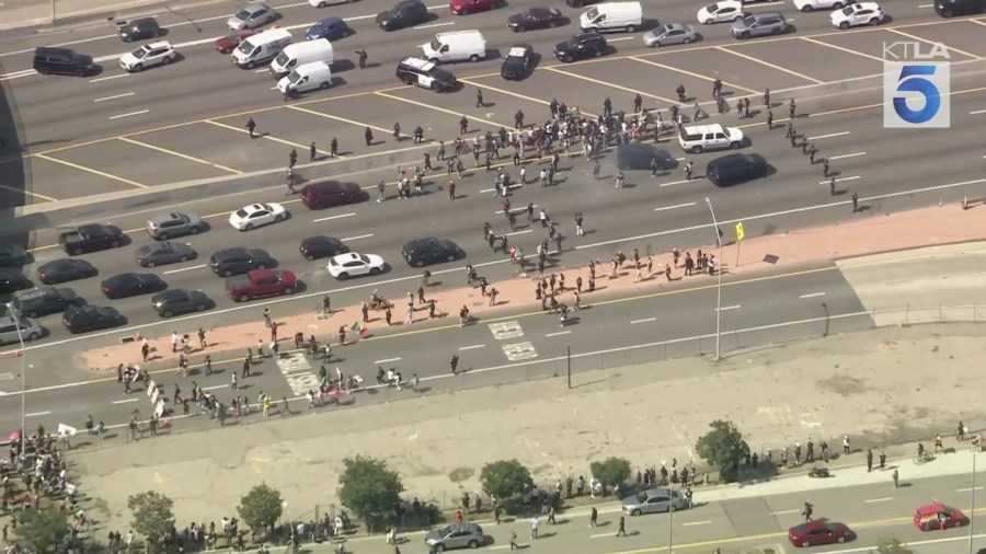 Arrests made outside Federal Building, protesters flood 101 Freeway